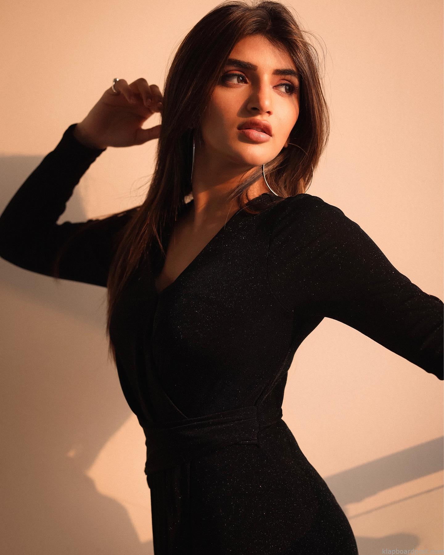 'Dhamaka' girl Sreeleela yet again displays her luscious curves ...